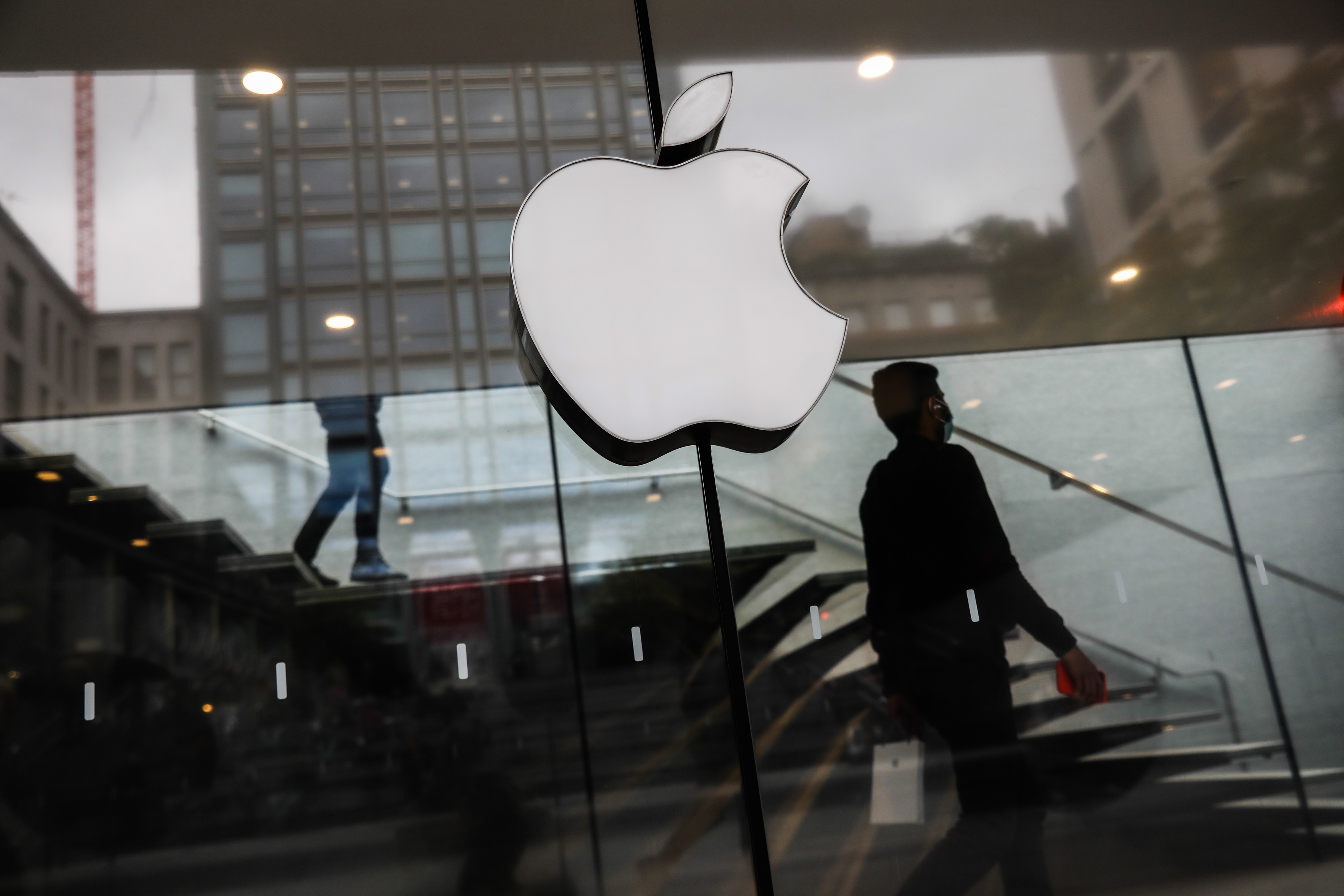 Apple tra tonfi in Borsa e scandalo manager. Il video virale su TikTok ...